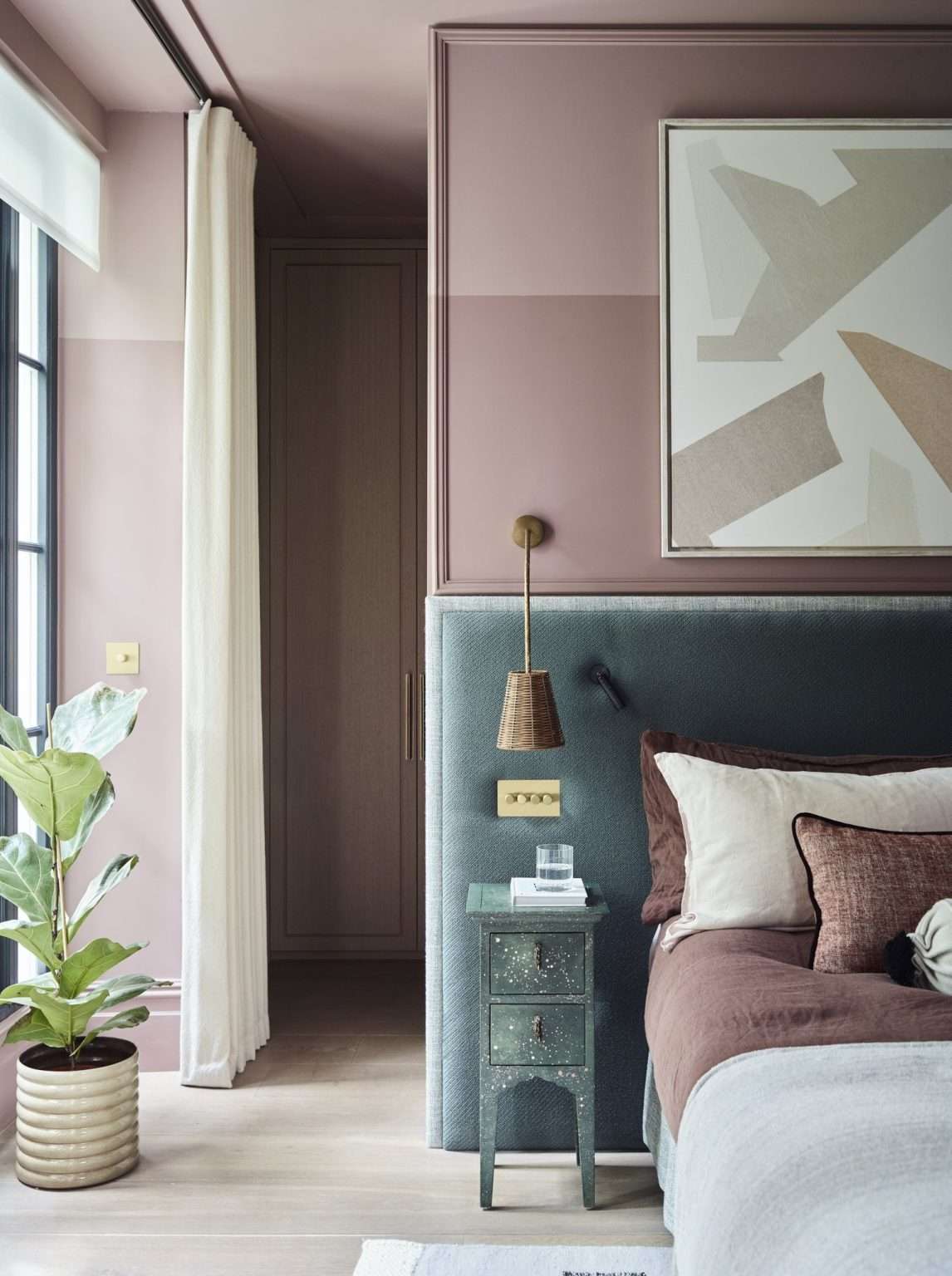 25+ Romantic Bedroom Colour Combinations (With Photos)