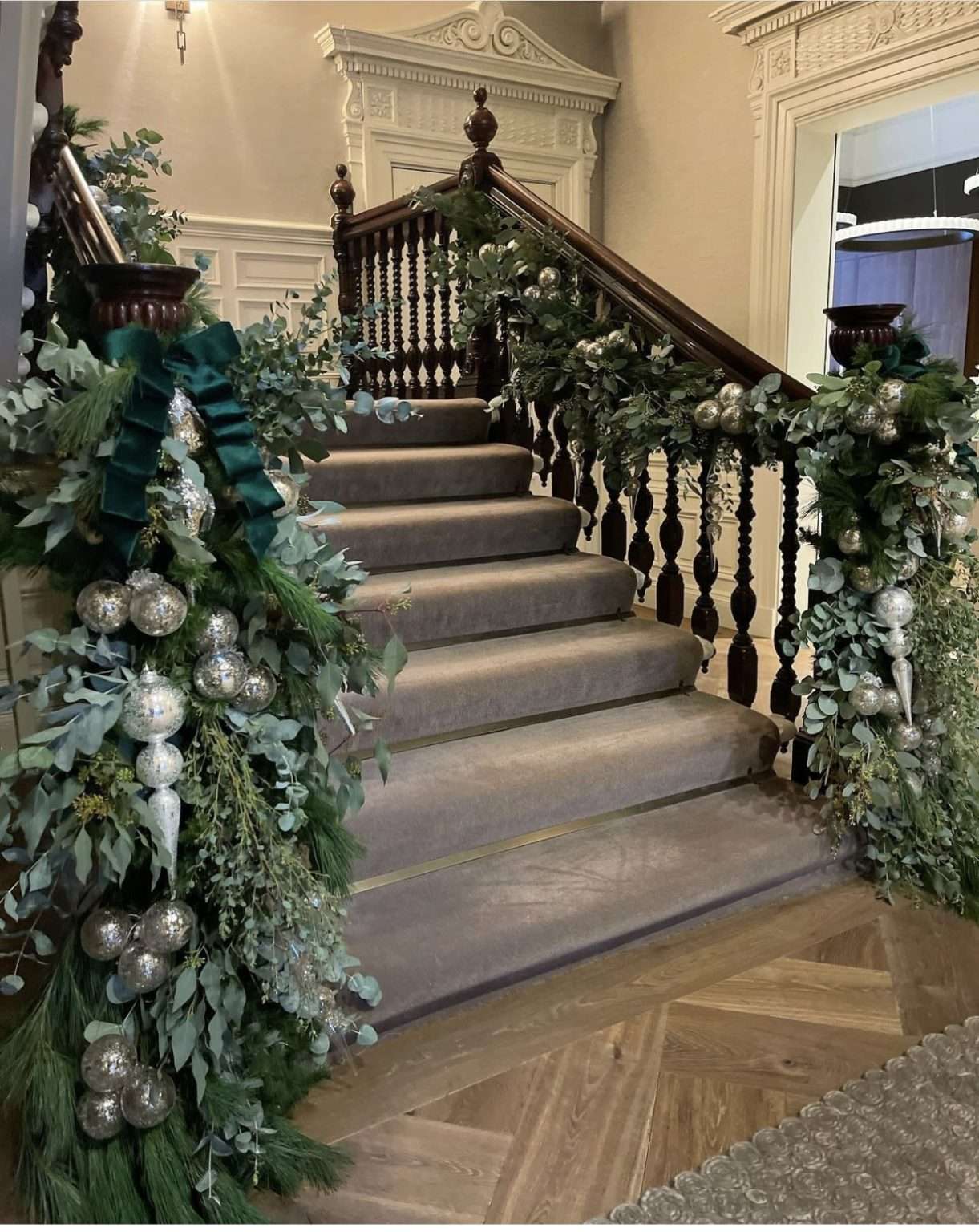 50+ Stunning Christmas Staircase Decor Ideas to Try This Year