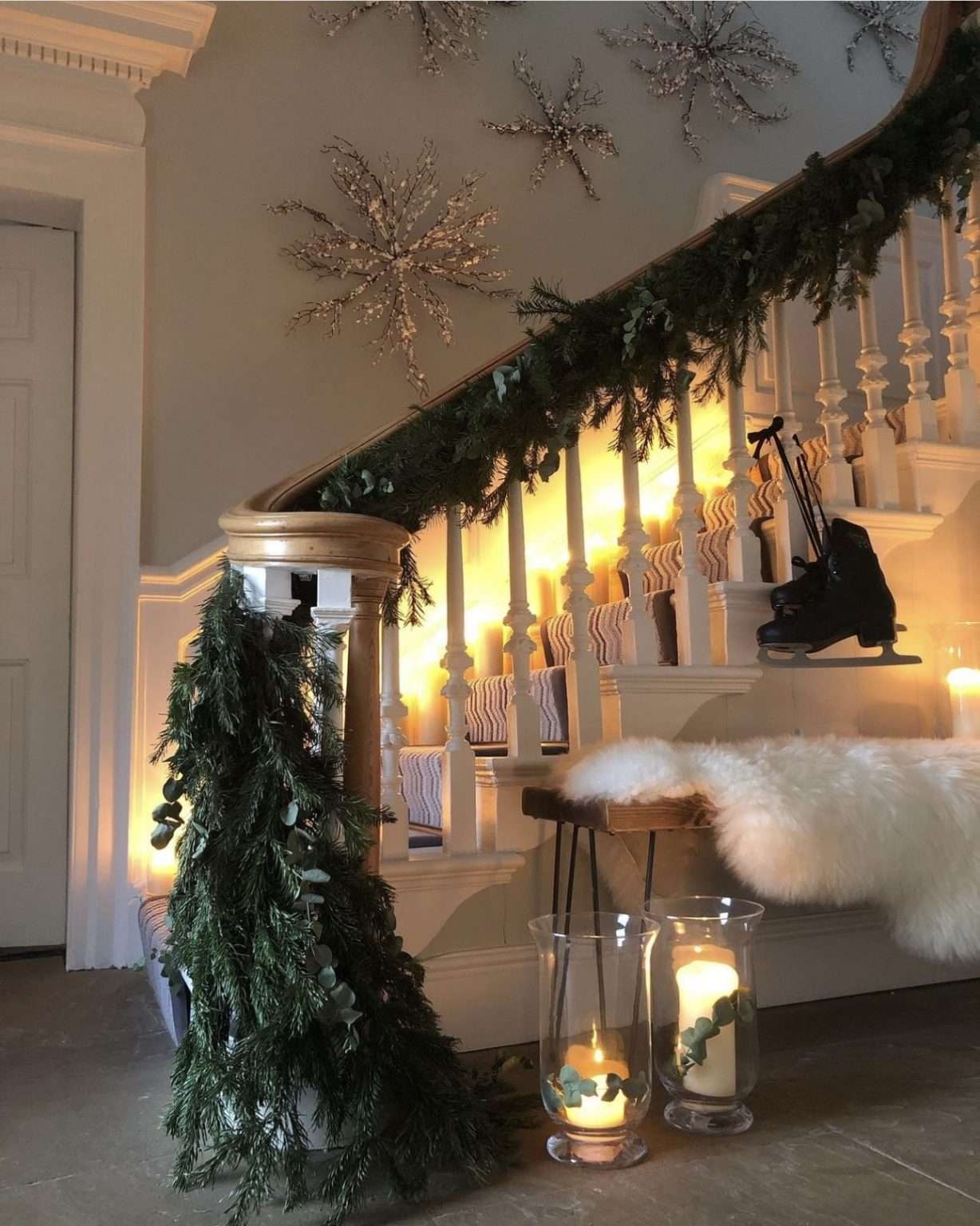 50+ Stunning Christmas Staircase Decor Ideas to Try This Year