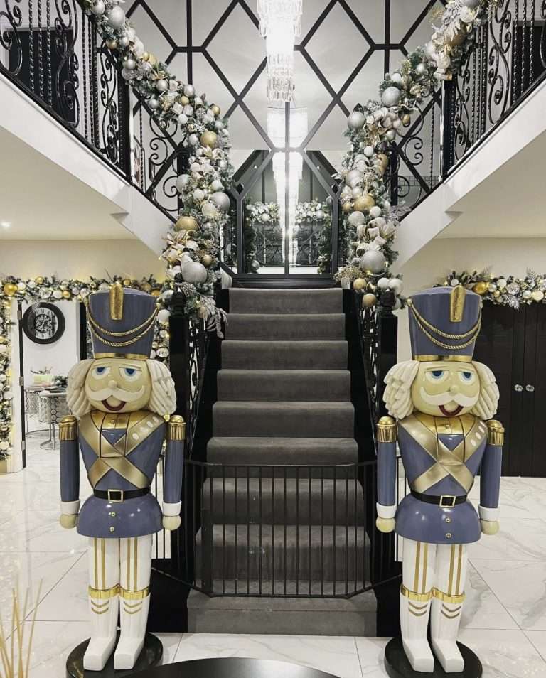 50+ Stunning Christmas Staircase Decor Ideas to Try This Year