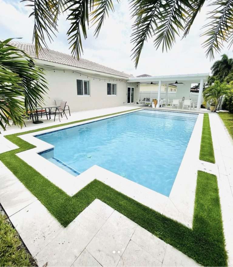 20 Best Artificial Grass Around Pool Ideas