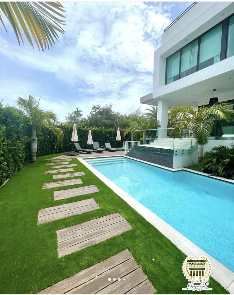 20 Best Artificial Grass Around Pool Ideas