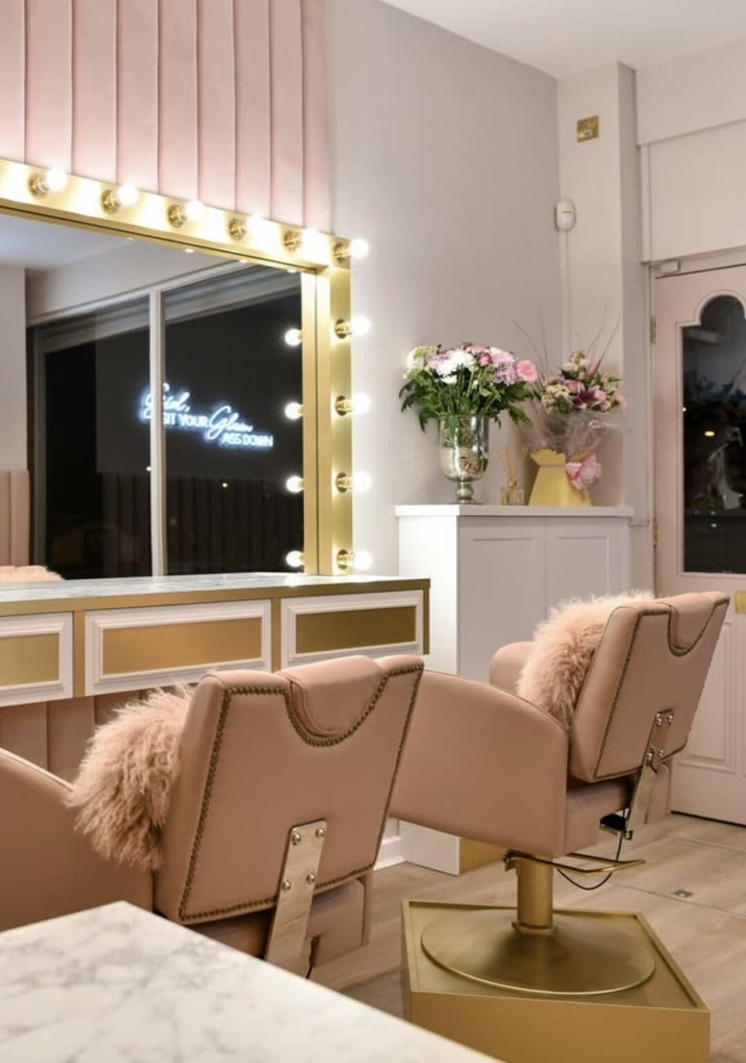 42 Stunning Low-Budget Beauty Salon Interior Design Ideas