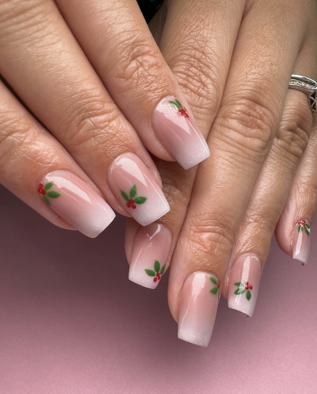 40 Short Christmas Nail Ideas for an Elegant Look