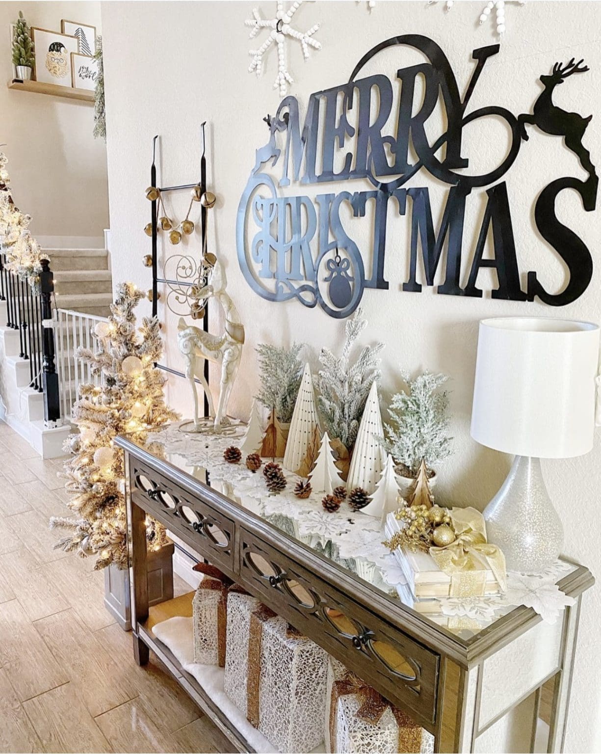 34 Inviting Christmas Entryway Decor Ideas