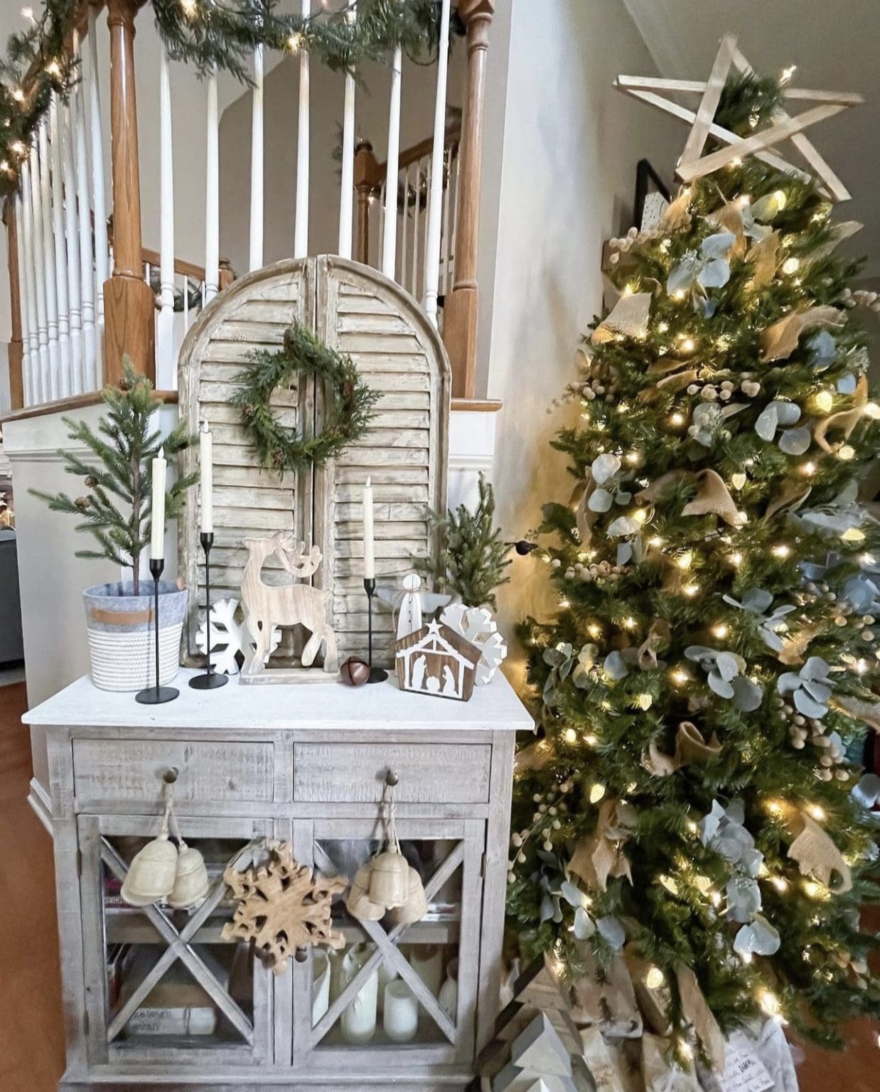 34 Inviting Christmas Entryway Decor Ideas