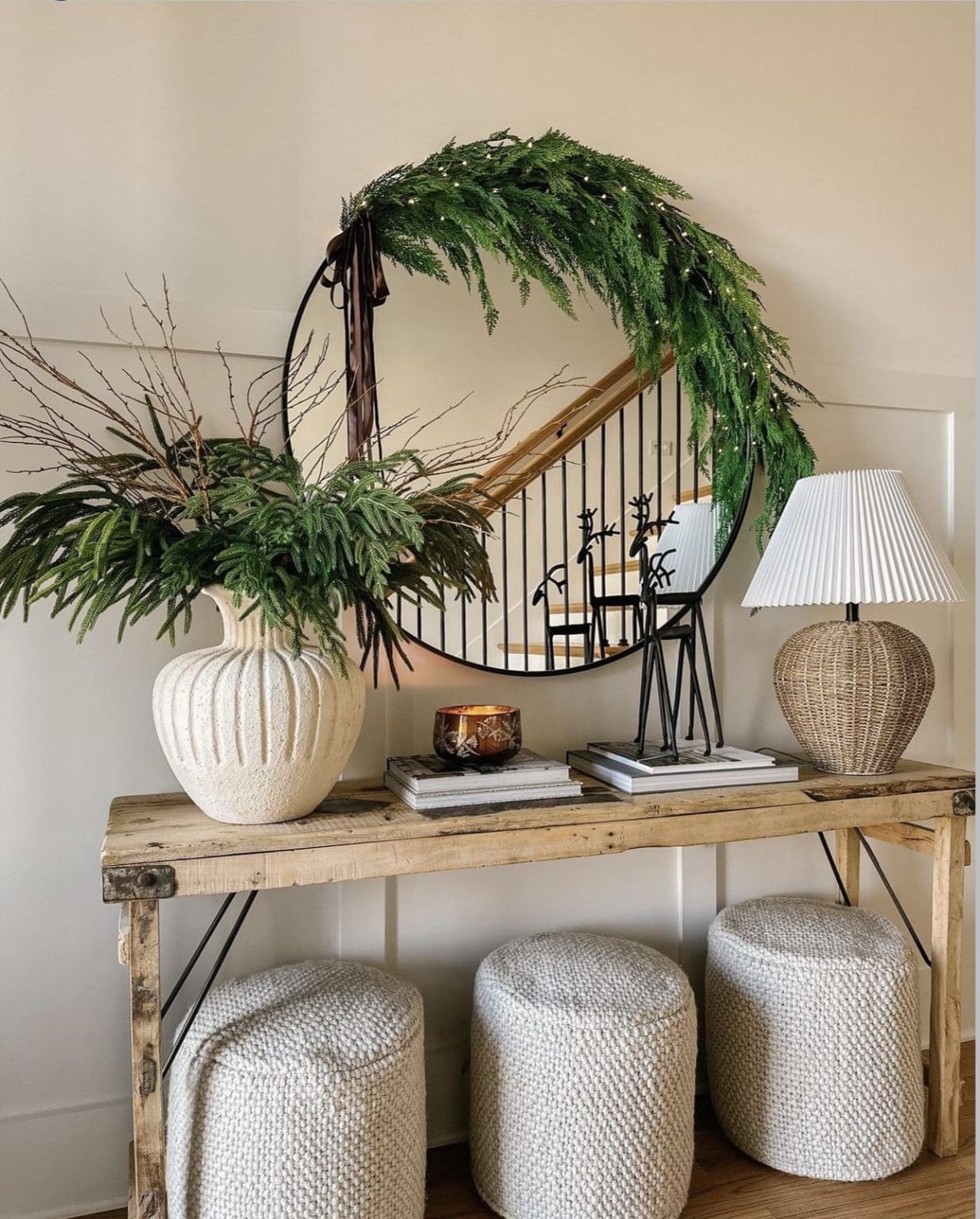 34 Inviting Christmas Entryway Decor Ideas