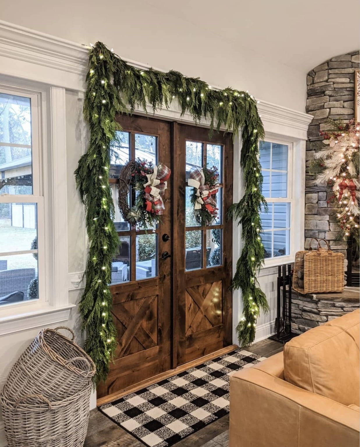 40 Farmhouse Christmas Decor Ideas for a Rustic Holiday Charm