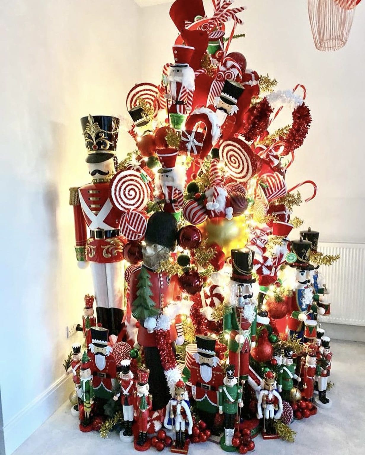 30 Enchanting Christmas Tree Decor Ideas That You'll Love
