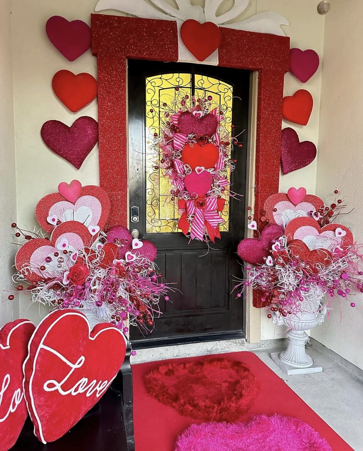 24 Romantic Valentine's Day Front Door Decor Ideas