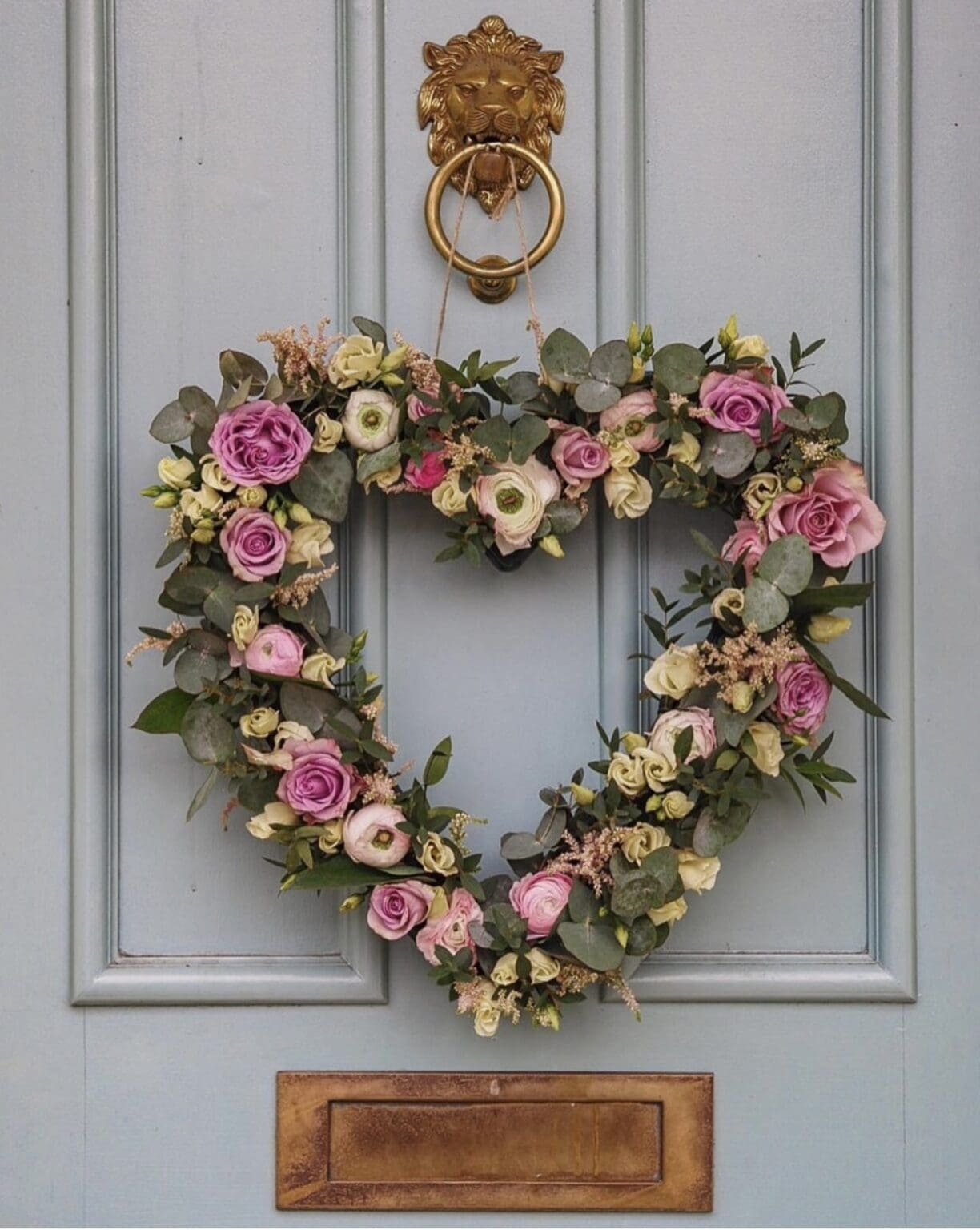24 Romantic Valentine's Day Front Door Decor Ideas