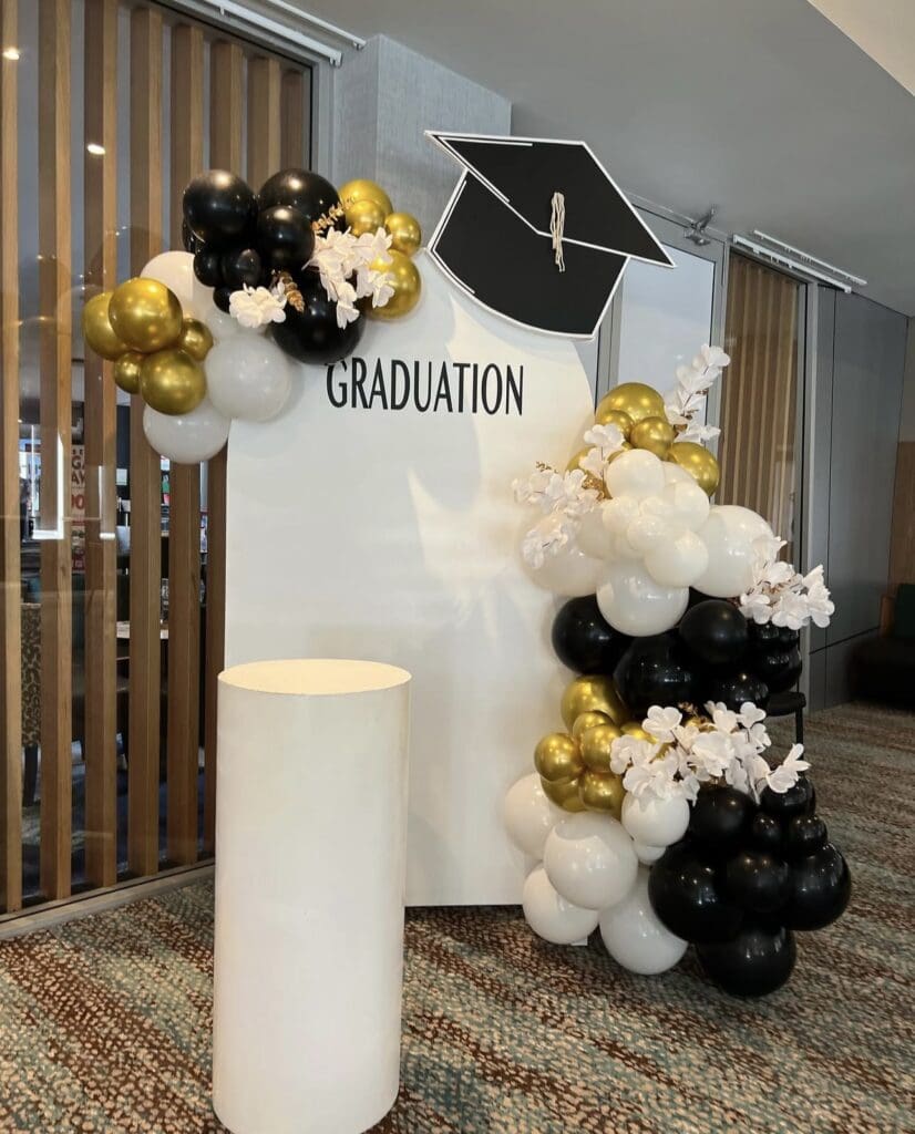 35 Insanely Cute Graduation Party Photo Backdrop Ideas