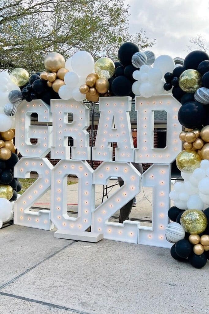 35 Insanely Cute Graduation Party Photo Backdrop Ideas