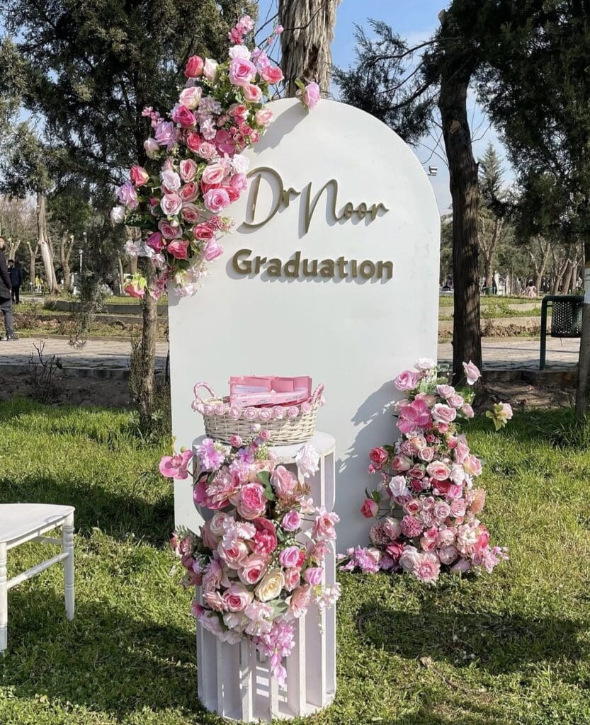 35 Insanely Cute Graduation Party Photo Backdrop Ideas