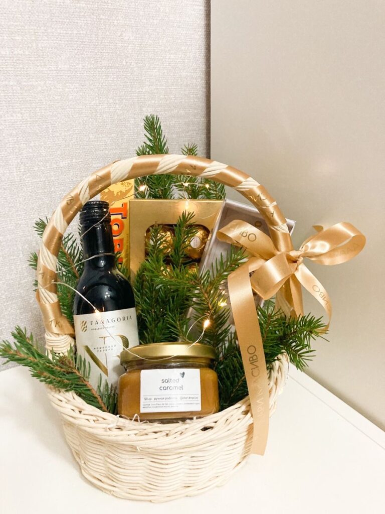 30 DIY Christmas Gift Basket Ideas That Are Perfect for Anyone